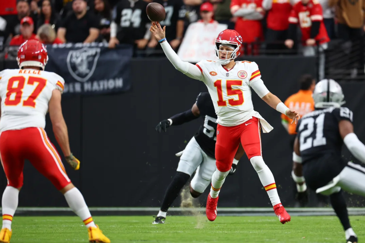 Kansas City Chiefs Defeat Las Vegas Raiders 31-17 Behind Patrick ...
